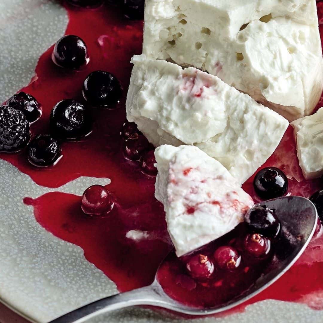 Queso con frutos rojos; un snack ideal y 100% saludable